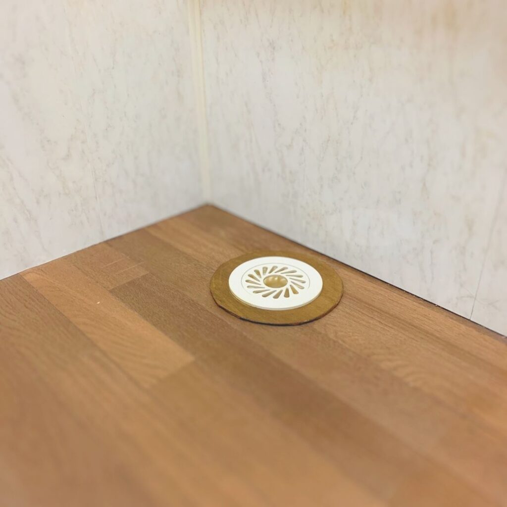 【洗濯機の防水パン】を取り外して、開いていた穴を応急処置してみた！ | Rhythm Slow｜リズムスロー